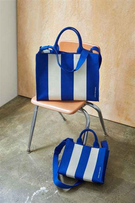 여름 룩에 시원한 포인트가 되어줄 데일리 백 패션서울