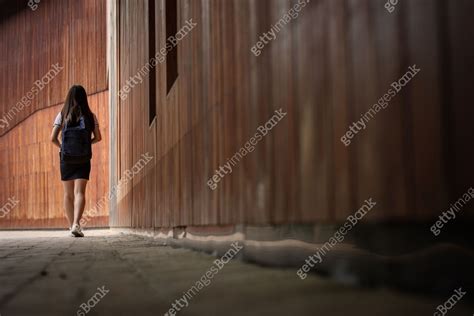 십대소녀 여성 교복 걱정 어두운표정 우울 가난 중학생 사춘기 절망 슬픔 이미지 Jv11865132 게티이미지뱅크