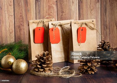 황금 크리스마스 공 콘 전나무 분기로 장식 된 크리스마스 스타일의 나무 배경에 크래프트 종이로 만든 빈티지 수제 선물 상자 갈색에 대한 스톡 사진 및 기타 이미지 Istock