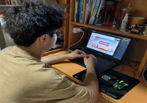 我校开展追梦奋进正当时 就业引航筑未来主题团课 团委