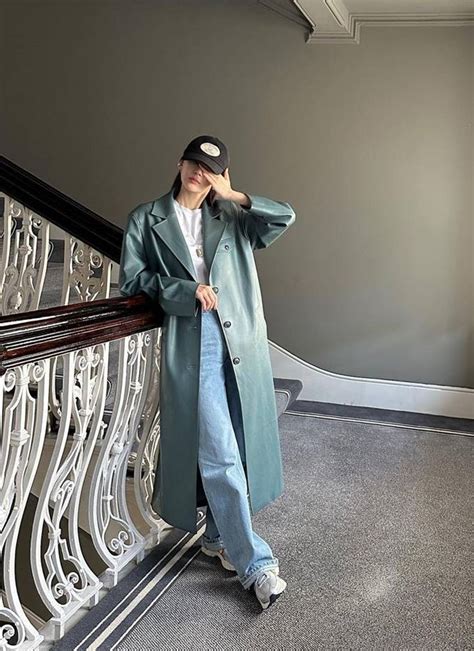 패션엔 강민경 날씨 좋았던 8월 런던 영국에서 꺼내 입은 가죽 트렌치코트룩