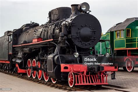 기차역에서 오래된 검은 색과 빨간색 복고풍 증기 기관차 철도에 머물고 빈티지 기차 0명에 대한 스톡 사진 및 기타 이미지 0