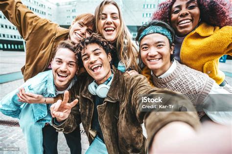 야외에서 셀카 사진을 찍는 다인종 친구들 도시 거리를 걷는 행복한 젊은이들 밖에 매달려 있는 남자와 여자가 있는 라이프 스타일 컨셉 카메라에 웃고 있는 대학생 십대에 대한