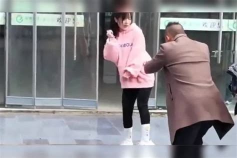 街边偶遇拍视频的小姐姐,扭的节奏感挺好,总感觉身高是个问题节奏感姐姐视频 街边偶遇拍视频的小姐姐,扭的节奏感挺好,总感觉身高是个问题节奏感姐姐视频