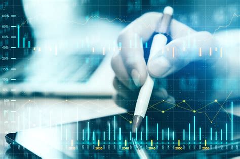 손으로 들고 펜을 사용 하 여 추상 주식 차트와 디지털 태블릿 3차원 형태에 대한 스톡 사진 및 기타 이미지 3차원 형태 개념 그래프 Istock