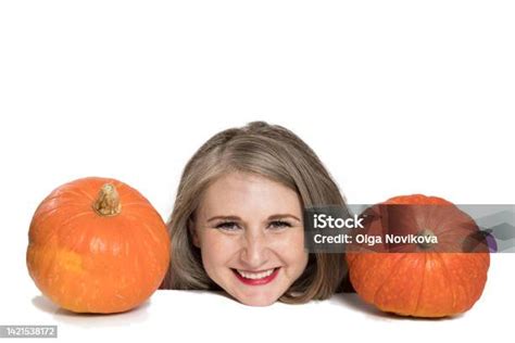 할로윈 축하를위한 호박을 준비한 아름다운 중년 금발 여성의 초상화 엽서 및 초대장 또는 광고를위한 모형 10월에 대한 스톡 사진 및 기타 이미지 Istock