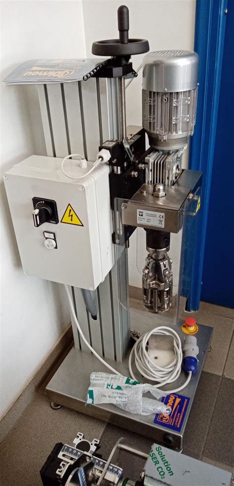 Semiautomatic Descending Head Capping Machine Closes Bottles With Pfp Aluminium Caps