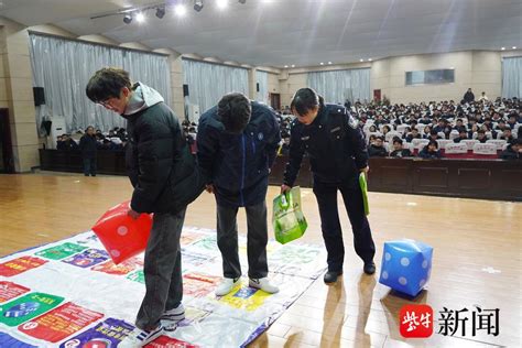 争做追“锋”青警让雷锋精神绽放时代光芒服务志愿师生