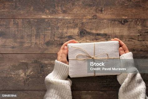 크리스마스 선물 상자를 들고 여자 나무 소박한 테이블 상단 보기 여자 손 들고 선물 상자 선물에 대한 스톡 사진 및 기타 이미지