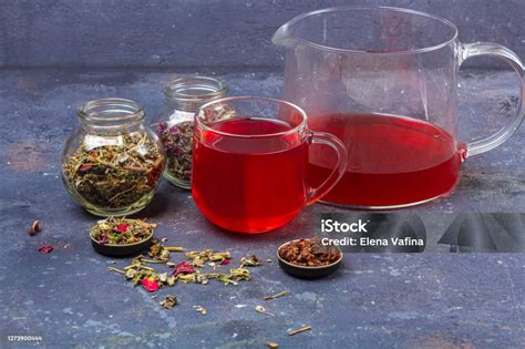 유리 컵과 주전자에 적차 와 어두운 배경에 마른 차 잎과 꽃잎 항아리 허브 비타민 감기와 독감에 대한 해독 차 닫기 텍스트에 대한 공간을 복사 0명에 대한 스톡 사진 및