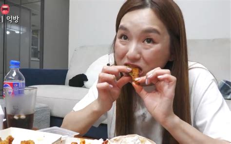 癌嬸兒深夜化作一絲女鬼企圖打劫炸雞店奈何老闆貌似並不買賬只好乖乖付錢等待大 哔哩哔哩