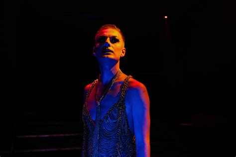 Copy Space Id 가발 검정 드레스 고급 공연 공연가 극장 나이트 라이프 드래그 퀸 라이브 공연 라이프스타일 럭셔리 밤문화 보여주다