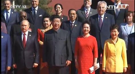 박근혜 대통령 시진핑 주석 내외 영접받으며 전승절 행사 참석 아주경제