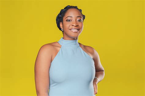 파란색 드레스를 입은 아름다운 미소 짓는 아프리카 계 미국인 소녀 노란 배경에 머리카락 피그테일이 기뻐하며 카메라를 보세요 20