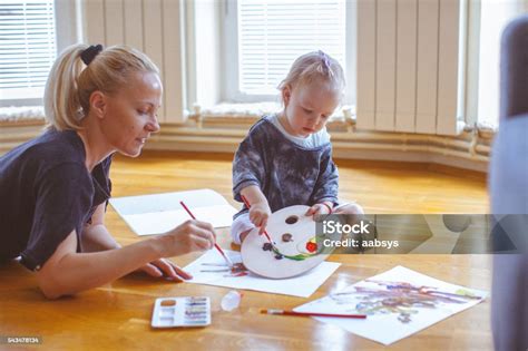 어린 아동 및 구슬눈꼬리 놀이색상 및 그림 발허리뼈와 2 3 살에 대한 스톡 사진 및 기타 이미지 2 3 살 2명 가족 Istock