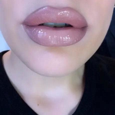 Glossy Lips Scrolller