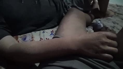 Pembantuku Memijat Kontolku Ketika Aku Sedang Onani