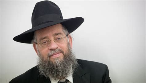 הרב הבר פונה לבית החולים לאחר שנדבק בקורונה כיפה