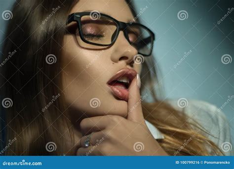 La Ragazza Sexy Con Gli Occhiali Da Sole Prende Il Suo Dito In Bocca