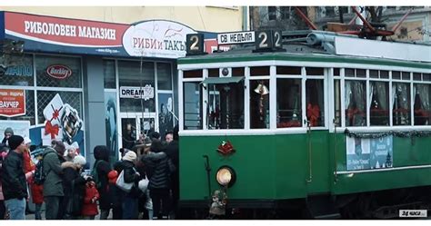 Коледен ретро трамвай зарадва малки и големи в София Видео