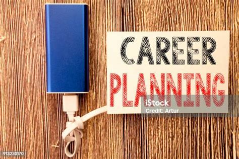 개념적 손을 쓰기 경력 계획을 보여주는 텍스트 캡션 영감 비즈니스 성장 목표 설정 전원 은행 스티커 메모 오래 된 나무 나무 배경에 대 한 비즈니스 개념 개념에 대한 스톡