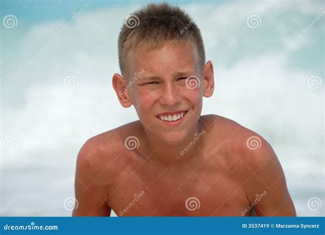 Gelukkige Jongen Bij Strand Stock Afbeelding Image Of Onderbreking