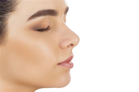 아름다움 얼굴입니다 자연 메이크업을 가진 아름 다운 여자는 자신의 얼굴을 터치 합니다 깨끗 하 고 신선한 피부를 가진 소녀 근접 촬영 미용 술 스킨케어 고해상도 립밤에 대한