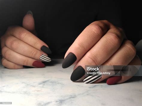 스트라이프 디자인의 여러 가지 빛깔의 무광택 매니큐어 검은 색과 흰색 줄무늬 디자인긴 라운드 확장 손톱 블랙과 레드 매트 마무리