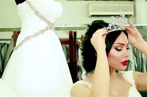 ასე გამოიყურება კესარია საქორწინო კაბაში კესარია გათხოდვდა