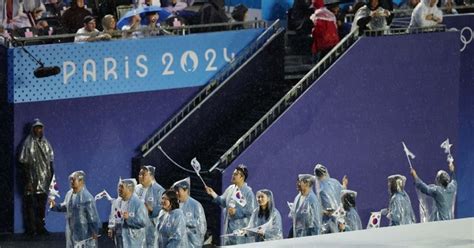 태극기 흔들며 개회식장 들어서는 대표팀 [파리 2024]