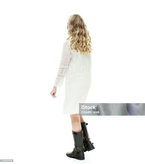 전체 길이 후면 뒤 1011 세 아름 다운 금발 머리 긴 머리 백인 세대 Z 젊은 여자 여성 십 대 소녀 앞을 걷고 있는 흰색 배경 착용 부츠 는 미소 행복 쾌활 한 시원한