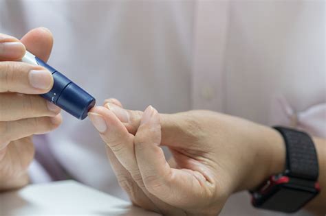 남자의 손가락에 약 당뇨병 Glycemia 건강 관리 및 사람들 개념으로 사용 하는 혈당 측정기로 혈당 수준을 확인 랜 싯을 사용 하 여 닫습니다 감시에 대한 스톡 사진 및