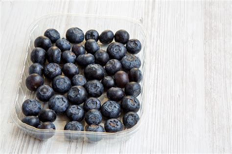 플라스틱 상자 측면 보기의 블루베리 공간에 복사 합니다 개념에 대한 스톡 사진 및 기타 이미지 개념 개념과 주제 건강한 생활방식 Istock