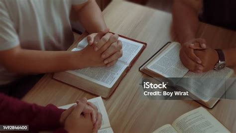 한 무리의 사람들이 교회에서 성경과 함께 기도하고 예배하는 손을 잡고 있다 신앙 영성 및 종교에 대한 개념입니다 3 명에 대한 스톡 사진 및 기타 이미지 Istock