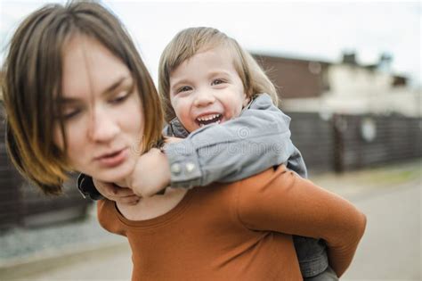 Linda Hermana Grande Acurrucada Con Su Hermano Pequeño Adorable Adolescente Abrazando a Su