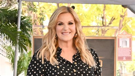 Trisha Yearwood 61 Stuns In Festive Red As She Talks New Project