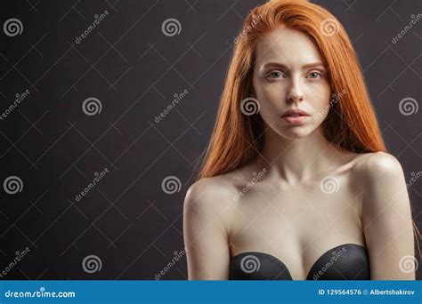 Тонкий молодой секс апеллируя девушка с длинными шикарными красными волосами на Bla Стоковое