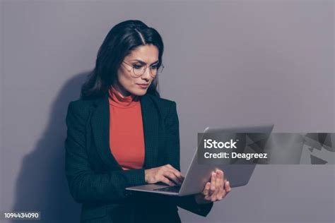 멋진 그녀의 그녀의 세련 된 품위 있는 매력적인 솔직 한 물결 모양 머리 스런 안경 회색 파스텔 배경 위에 절연 노트북에 입력 하는 손에 들고 갈색 머리에 대한 스톡 사진