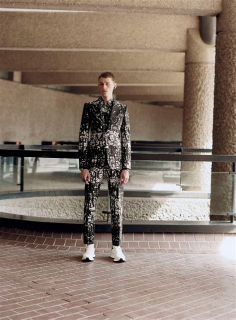 알렉산더 맥퀸 2023 봄 여름 남성 프리 컬렉션 론칭 패션서울