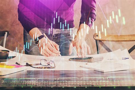 주식 시장 외환 차트와 함께 서 있고 투자를 계획하는 사람의 멀티 노출 개념에 대한 스톡 사진 및 기타 이미지 개념 개발 거래자 Istock