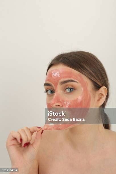 피부에 얼굴 스크럽 마스크를 적용 하는 젊은 아름 다운 소녀 20 24세에 대한 스톡 사진 및 기타 이미지 20 24세 각질제거 건강관리와 의술 Istock