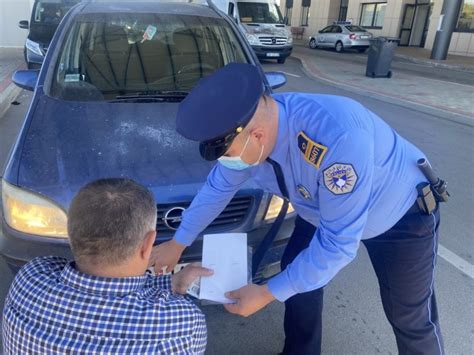 НАМЕСТО КАЗНИ И ЗАБРАНА ЗА ВЛЕЗ КОСОВСКАТА ПОЛИЦИЈА ПОЧНА ДА ДЕЛИ ОПОМЕНИ ЗА ВОЗАЧИТЕ СО СРПСКИ