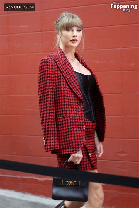 Taylor Swift Sexy Spotted Showing Off Her Hot Cleavage And Legs At Arrowhead Stadium In Kansas