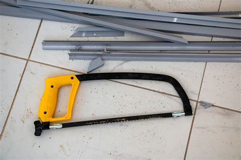 퍼즐로 부품을 톱에 자르고 잘라냅니다 플라스틱 코너 절단 금형을 사용하여 손 퍼즐로 다양한 금속 부품을 절단하는 과정 0명에 대한 스톡 사진 및 기타 이미지 Istock