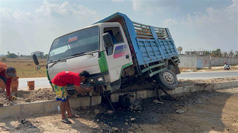 រថយន្តដឹកឥដ្ឋបេីកសុខៗផ្ទុះកង់មុខ រេចង្កូតឡើងសួនទ្រូងផ្លូវ រងការខូចខាត នគរដ្រេហ្គន