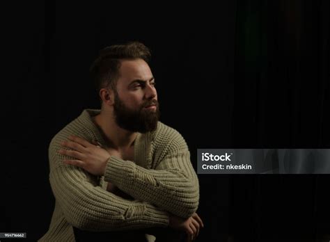 젊은 모델 스튜디오에서 포즈를 취하는 카디 건을 입은 그의 손 주머니에 고 수염 근육질 남자에 대한 스톡 사진 및 기타 이미지 근육질 남자 남자 머리 Istock
