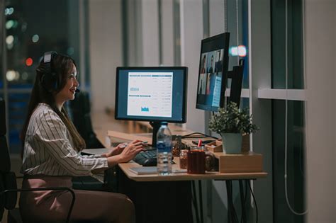 낮은 조명에서 혼자 사무실에서 늦게 일하는 아시아 중국 여성 화이트 칼라 노동자 화상 통화 다중 화면에 대한 스톡 사진 및 기타 이미지 다중 화면 회복력 시간대