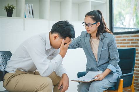 정신 건강 문제가 있는 환자의 문제를 듣는 심리학자 치료 격려를 위한 환자 사랑과 가족 문제 양극성 장애 우울증 환자의 자살
