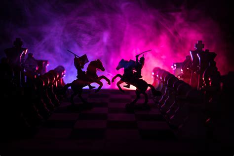 기병대와 보병 체스판에 중세 전투 장면 체스 보드 게임 개념 사업 아이디어와 경쟁 전략 아이디어의 체스 어두운 배경에 인물 The Crusades에 대한 스톡 사진 및 기타