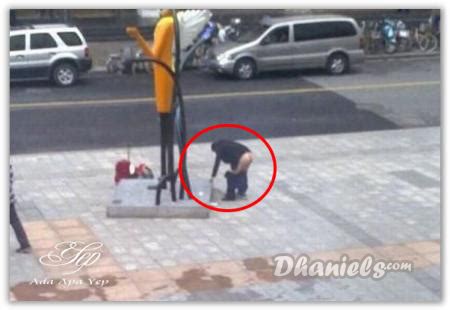 Gadis Ini Nekat Pipis Di Pinggir Jalan Ramai Berita Cogondot